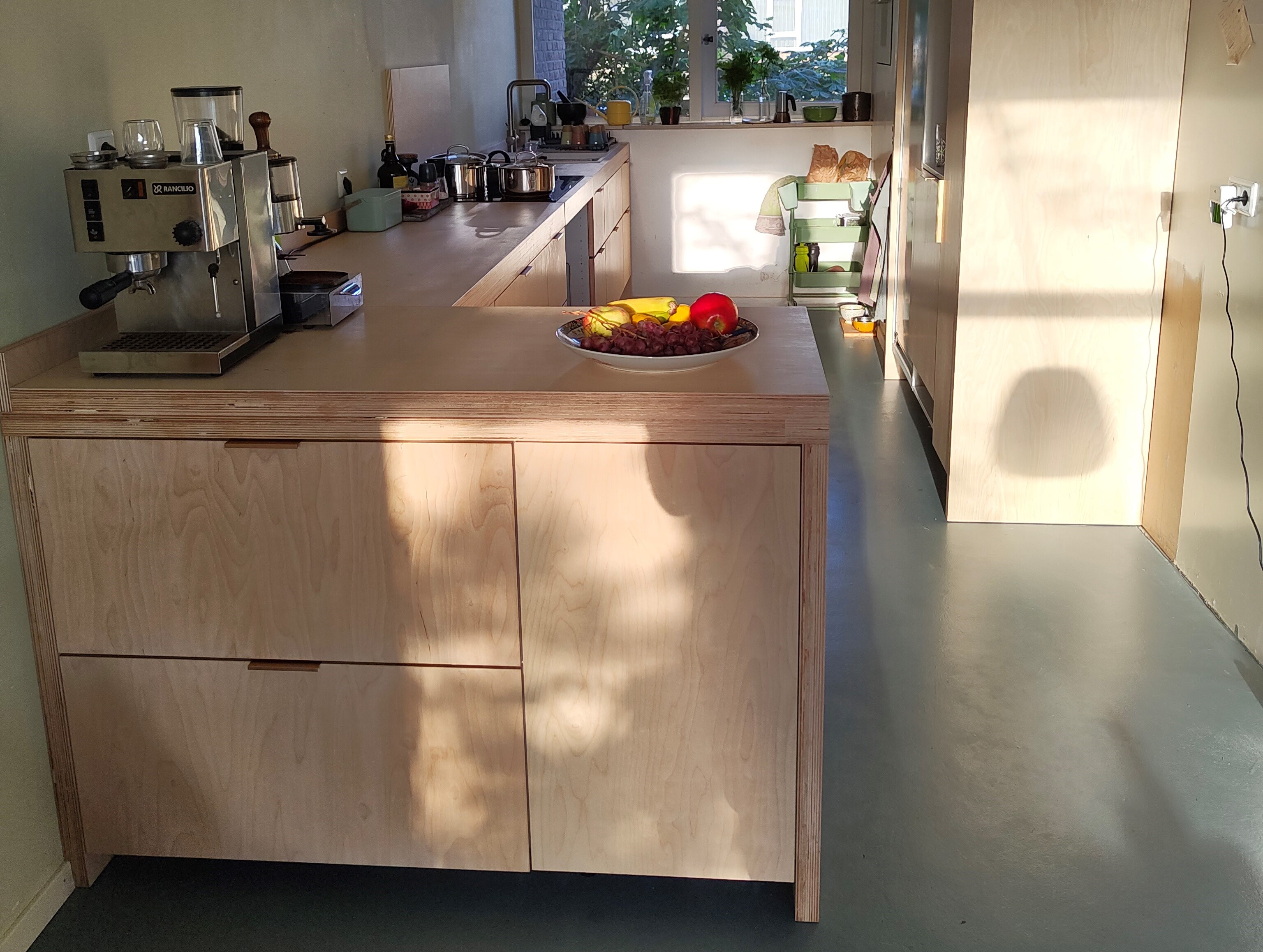 Keuken gemaakt van Berken Multiplex B/BB MR langsgefineerd
